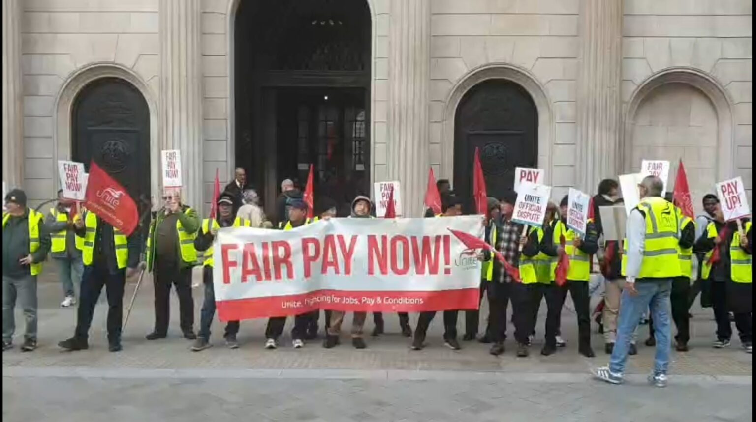 Bank of England security staff strike against pay freeze. – Left-Horizons